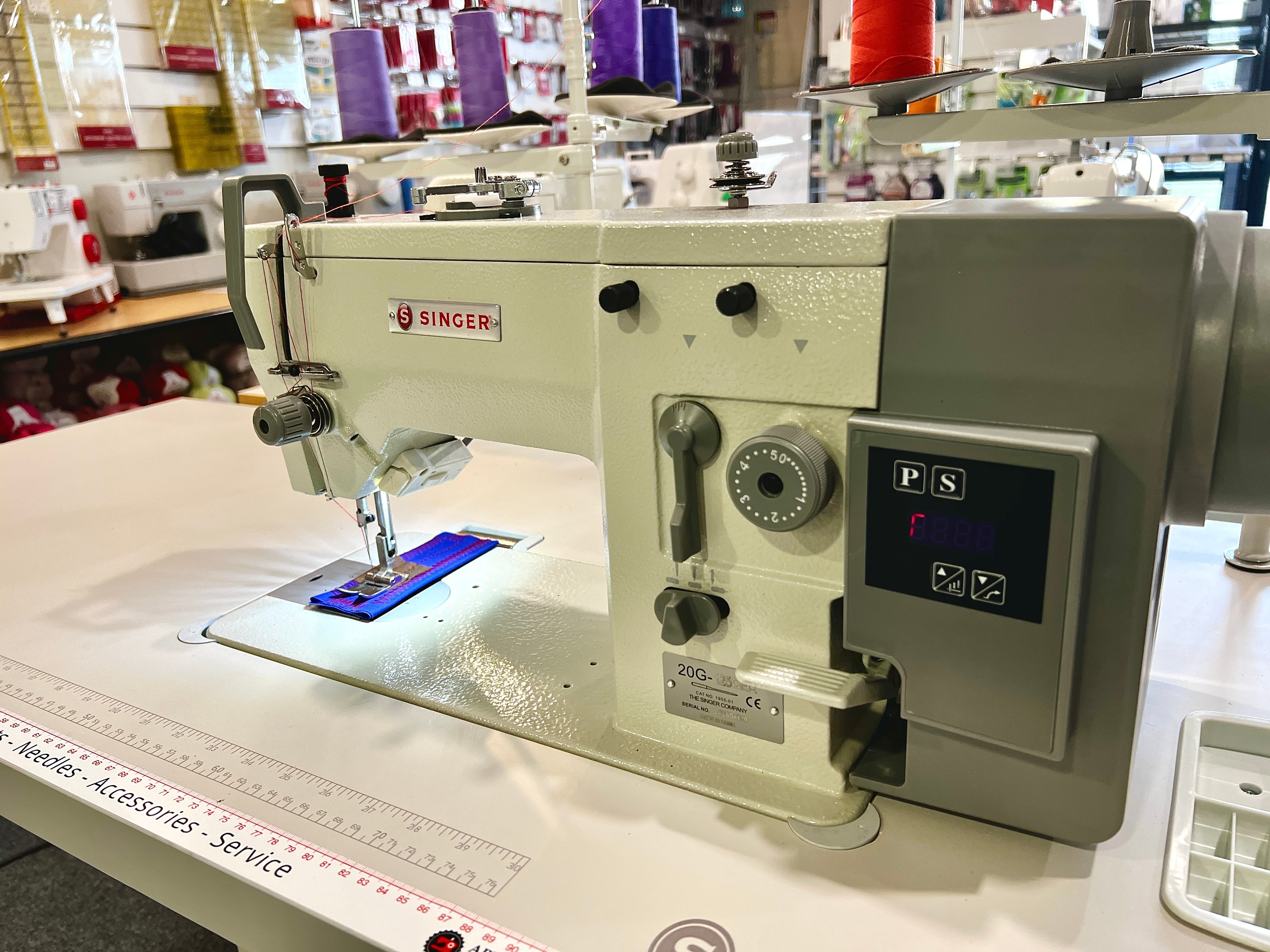 SINGER Industrial Zig Zag Sewing Machine 20G